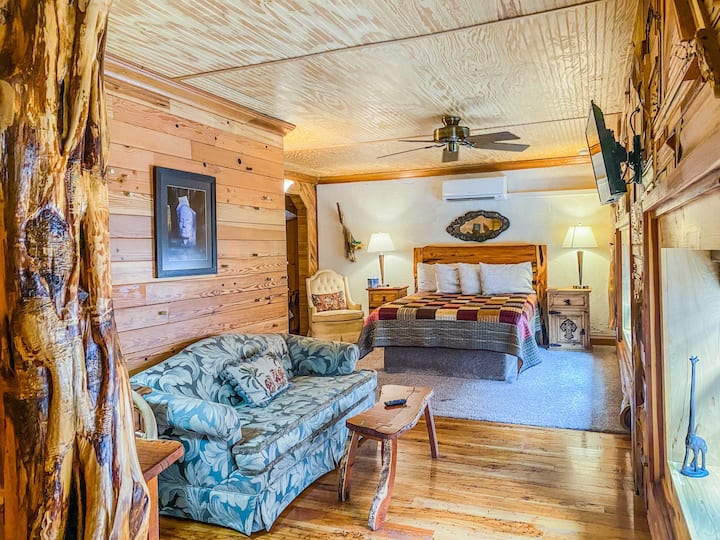 Inn At The Art Center - Ponderosa Room (1 Or 2 Bd) - San Angelo, TX
