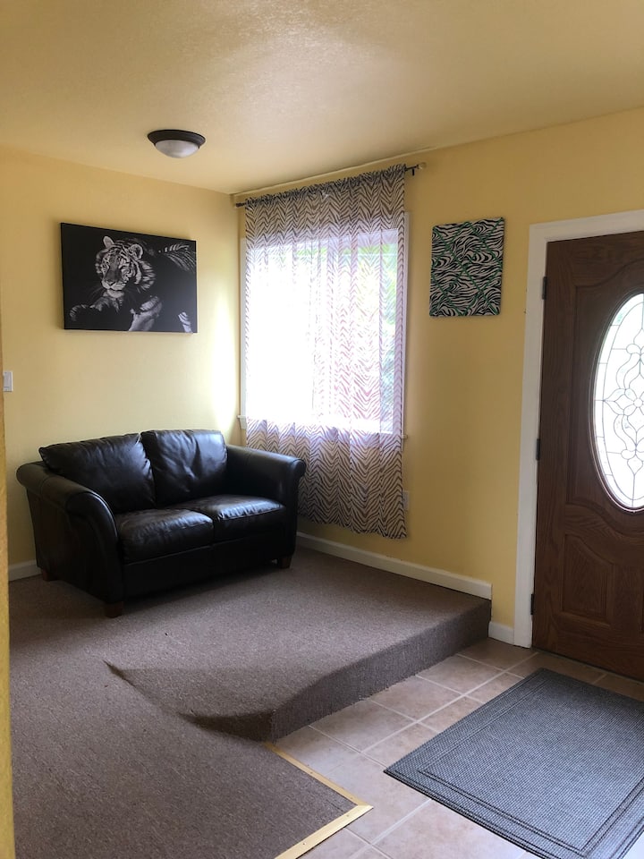 Cozy Room With Twin Bed In Salem - Salem, OR