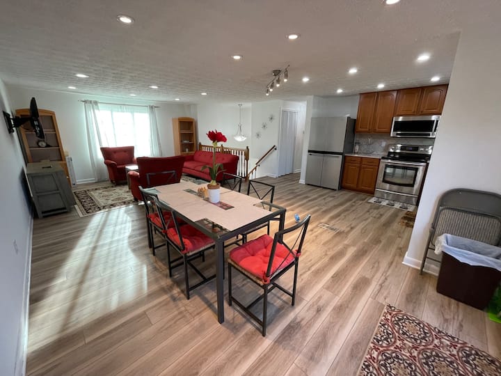 Midsize Room W/ Built-in Laptop Desk & Shared Bath - Leesburg, VA