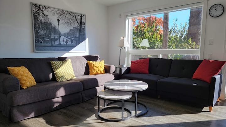 Spacious Private Suite W/ Scenic Backyard - Portland, OR