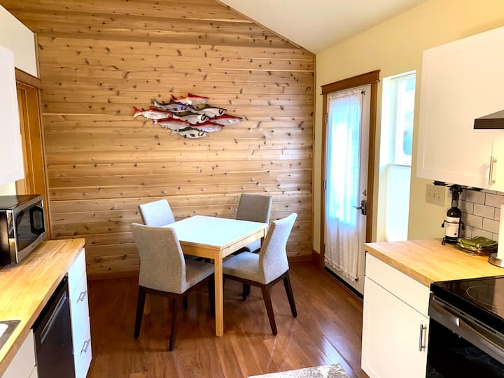 Salmon Suite At Bell In The Woods B&b / Queen - Seward, AK