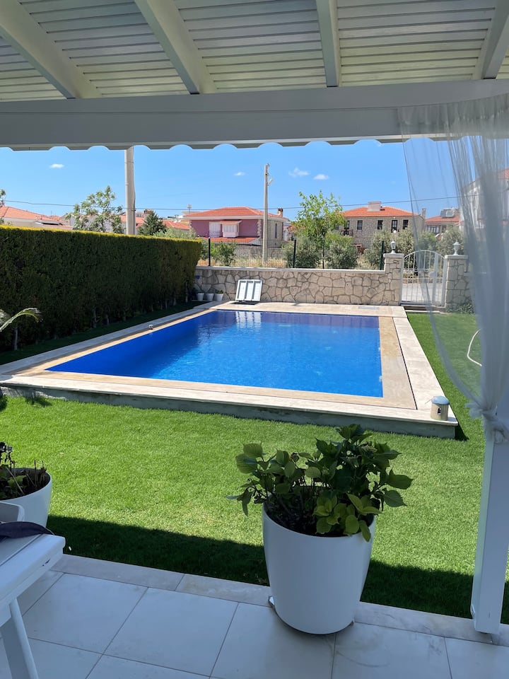 Alaçatı'da Havuzlu Müstakil Villa - Alaçatı