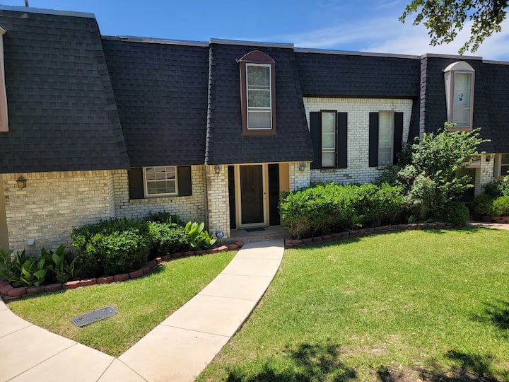 Charming Townhome With Free Parking On Premises - Arlington, TX