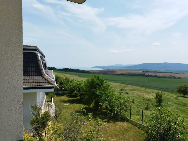 Spacious Beautiful Apartment - Obzor
