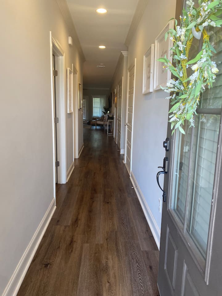 Shabby Chic 4 Bedroom Townhome With Pool Access - Auburn, AL