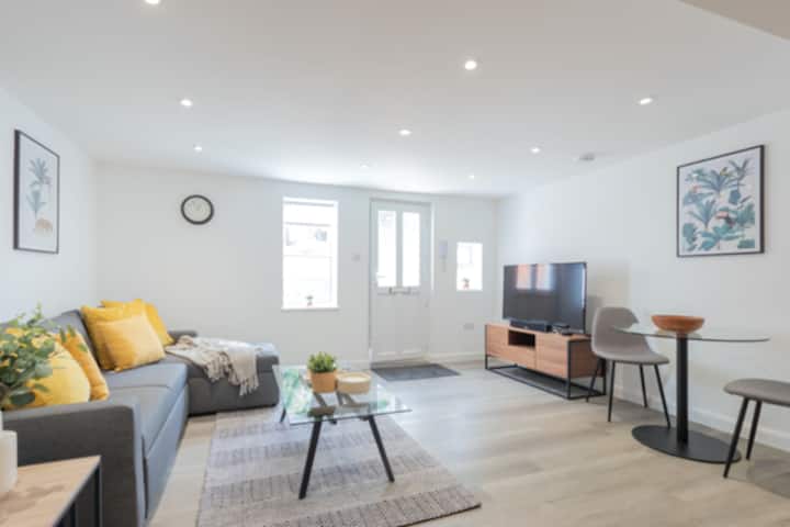 The White House Flat By Select Sa - Reading