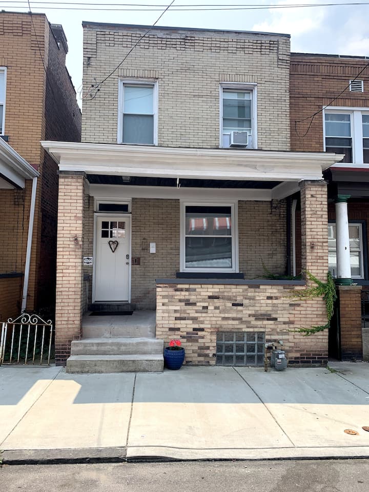Well Furnished 2 Bedroom House, Off-street Parking - Pittsburgh, PA