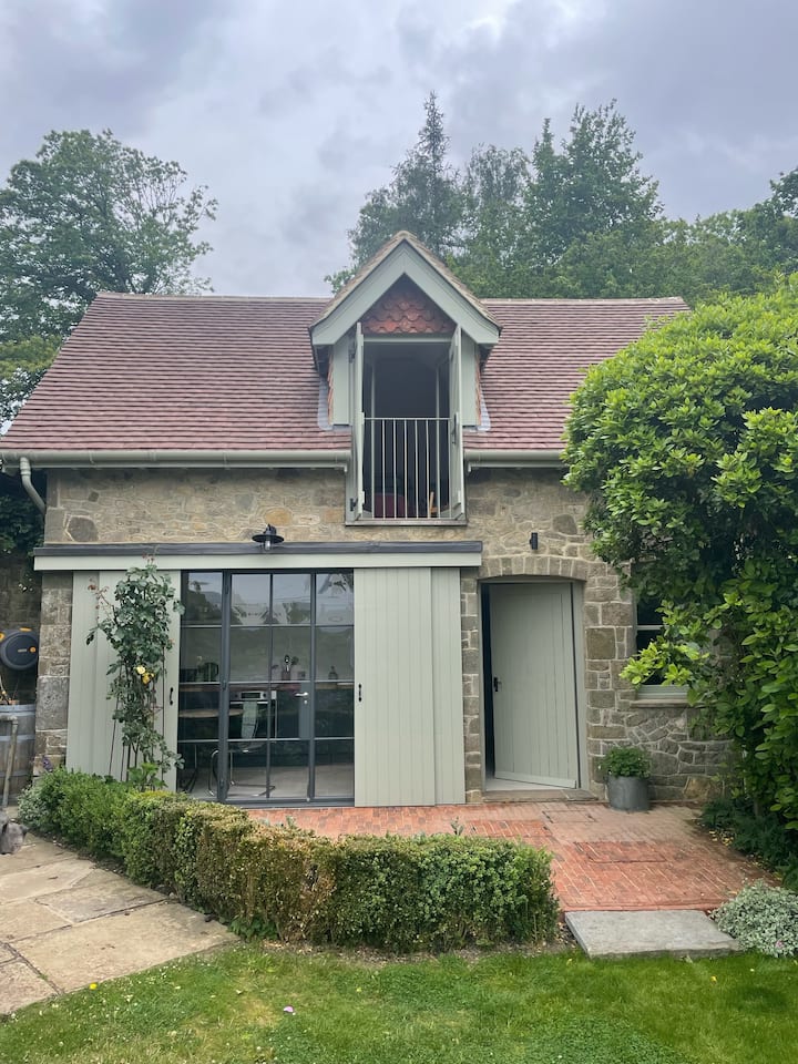 Adorable 1 Bedroom Guest Cottage With Parking - Hampshire