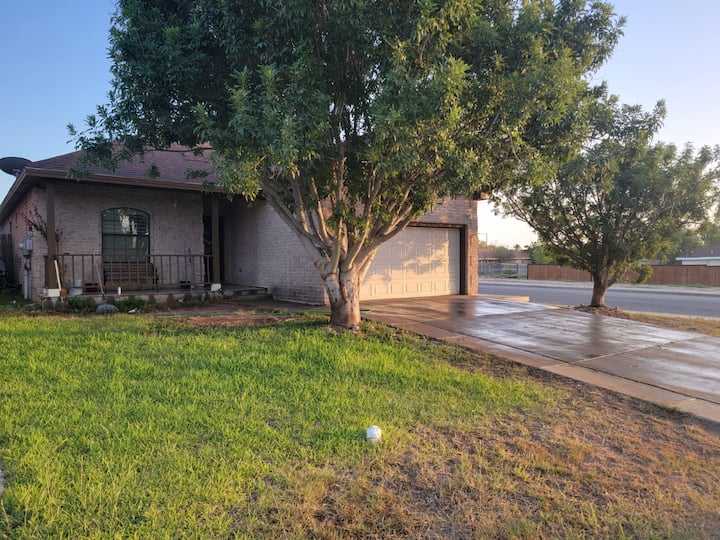 Cheerful 3-bedroom Home With A 2 Car Garage. - Eagle Pass, TX