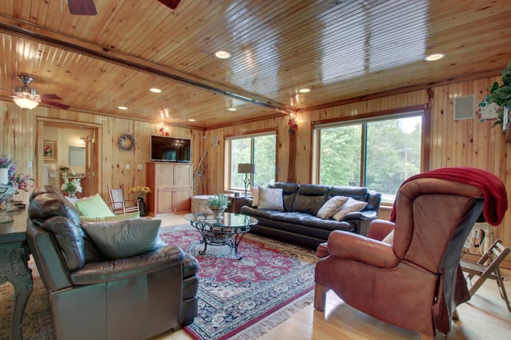 River Stone Lodge · Pet-friendly · Hot Tub · River - Vermont