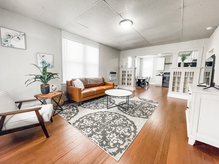 Lovely Main Floor 2 Bedroom Apartment! - Quincy, IL