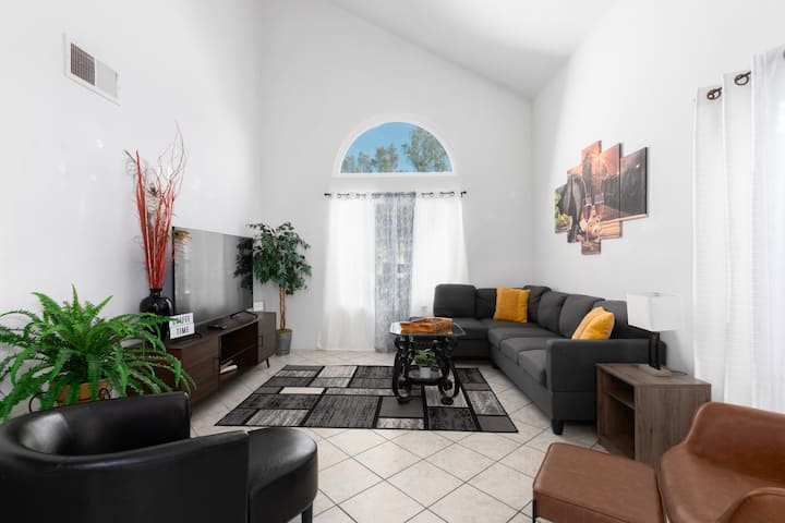 6 Bed Home: Great For Insurance & 30+ Day Stays - Murrieta, CA