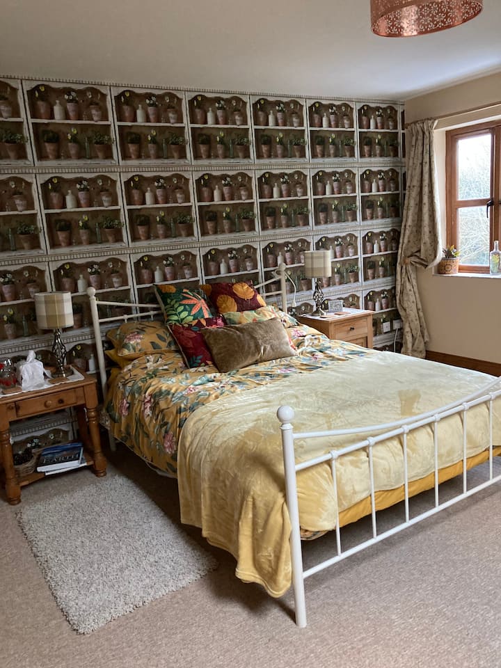 Set In The Mountains With Cottage Garden. - Mayo