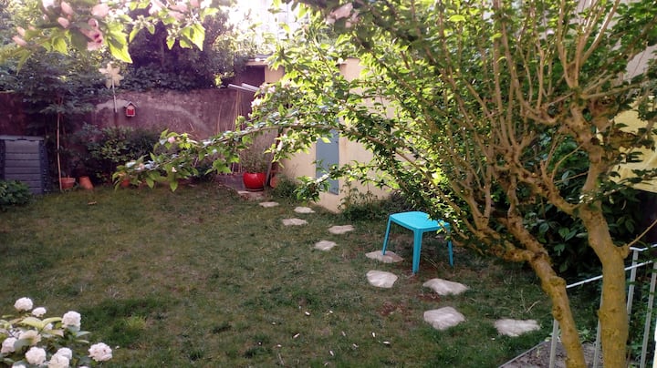 Maison De Ville Idéalement Située, Avec Jardin - Tours