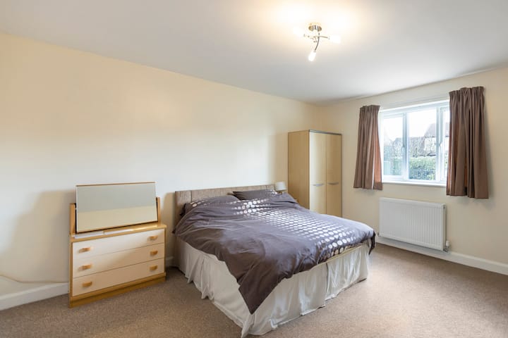 Room & Ensuite In Detached House In Collingham - Wetherby