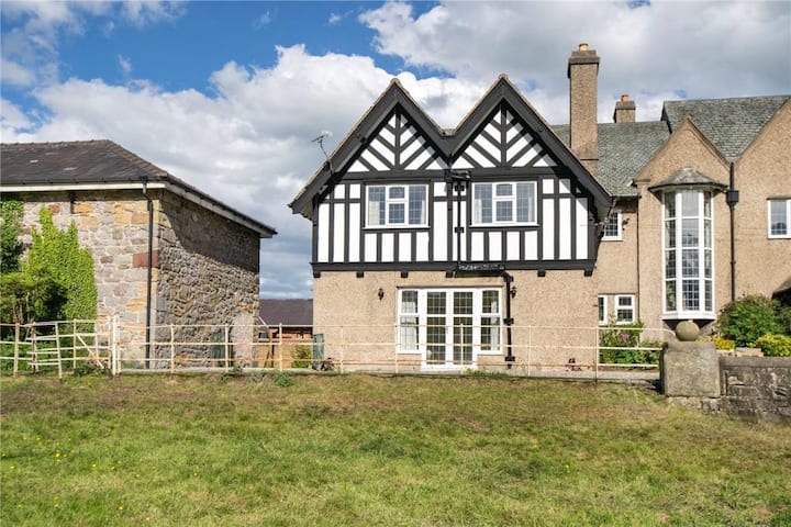 Bright And Spacious Rural Farmhouse With Courtyard - National Trust - Erddig