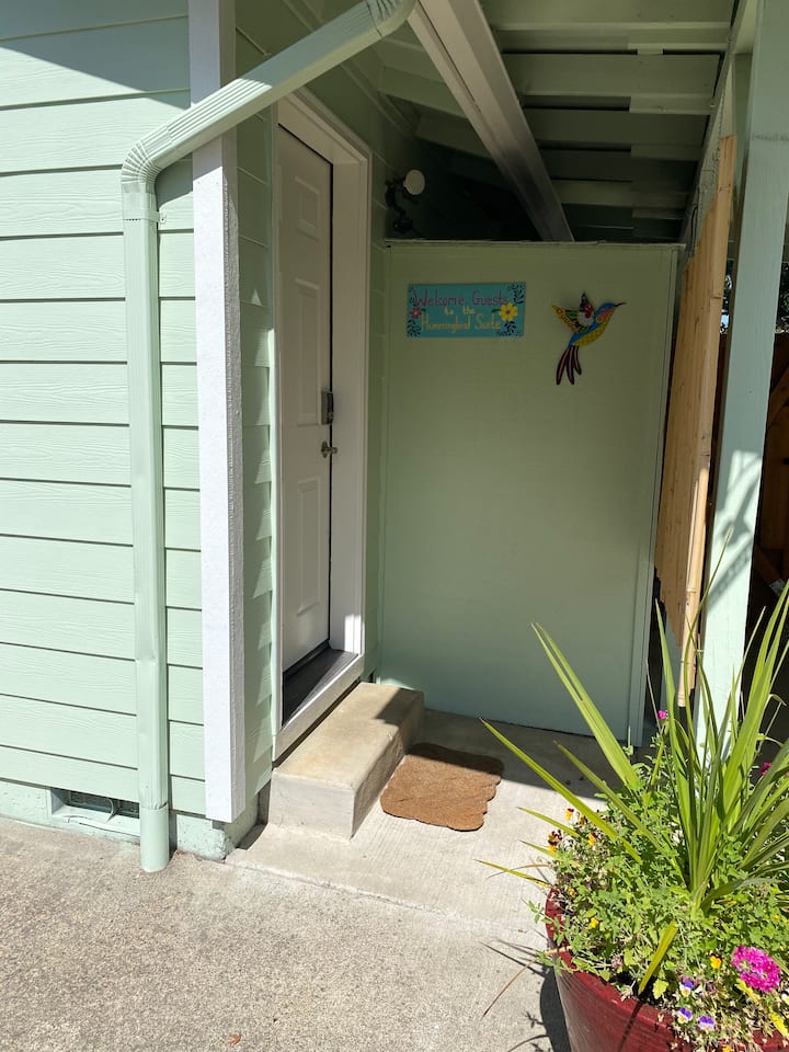 Hummingbird Suite: Bright, Clean, Simple & Sweet - Eugene, OR