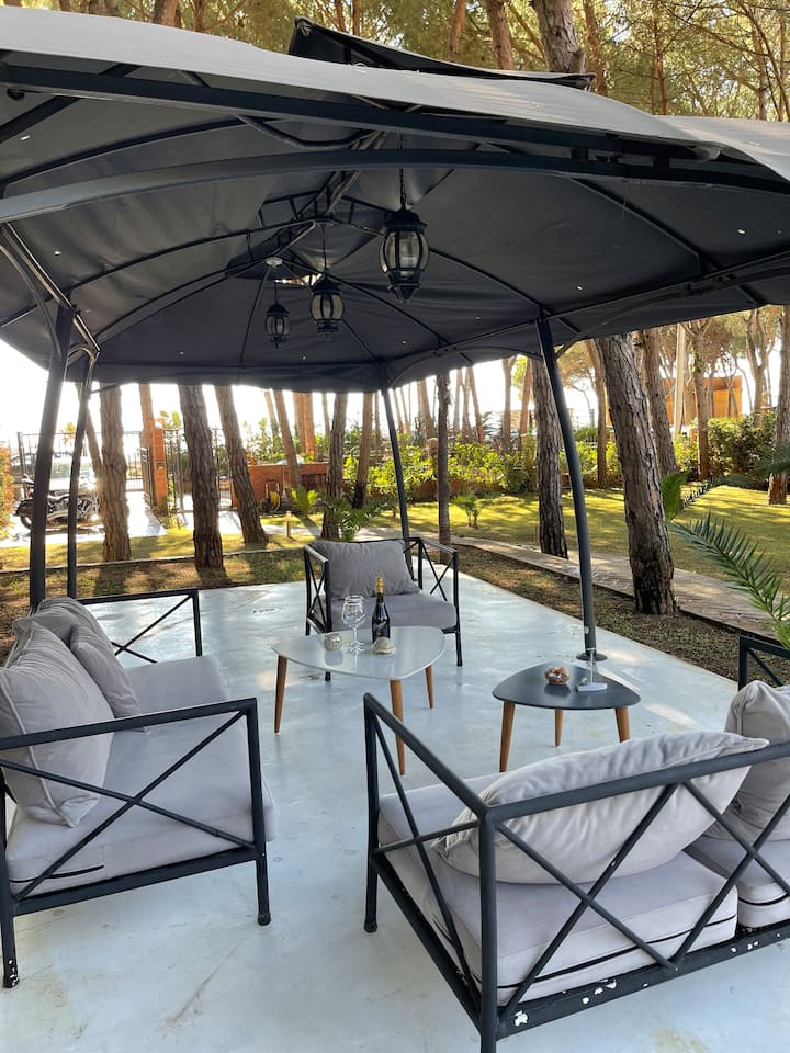 Cheerful 3 Bedroom Beachfront Villa With Parking - Durazzo