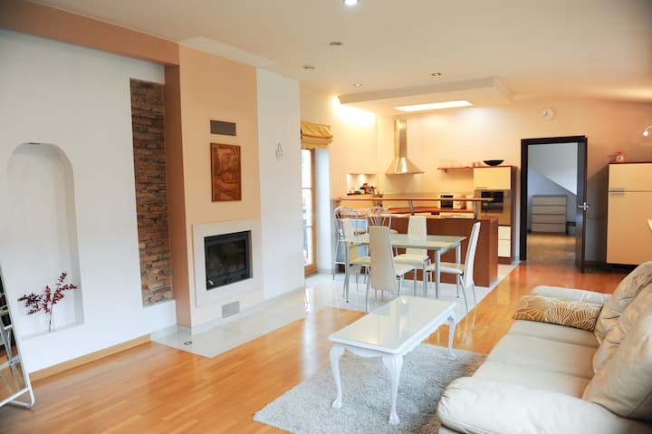 Rooftop Charm: Stylish 2bdr Steps From Town Hall - Vilnius