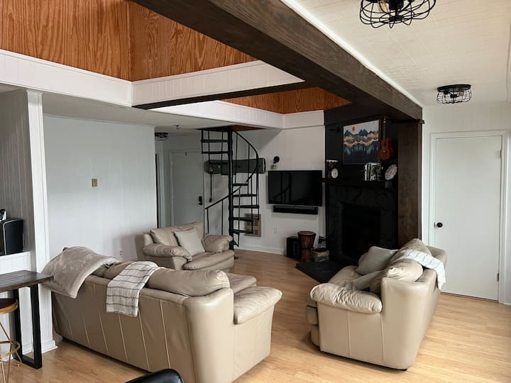 Spacious, Renovated Snowshoe Condo W/loft - Snowshoe, WV