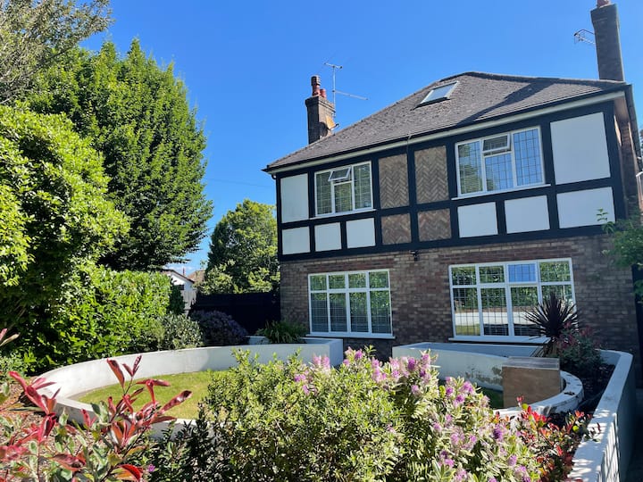 7 Guest 4 Bathroom Mock Tudor House In Bournemouth - Ringwood