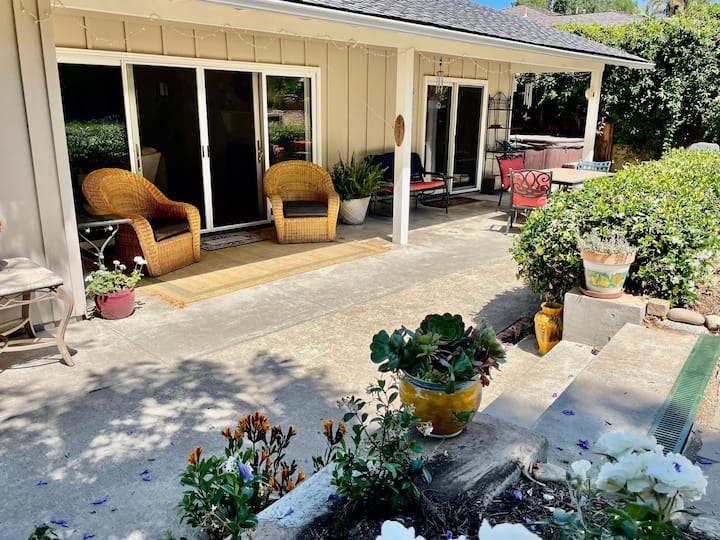 Cheerful, Comfortable 3-bedroom Home Near It All! - Santa Bárbara, CA