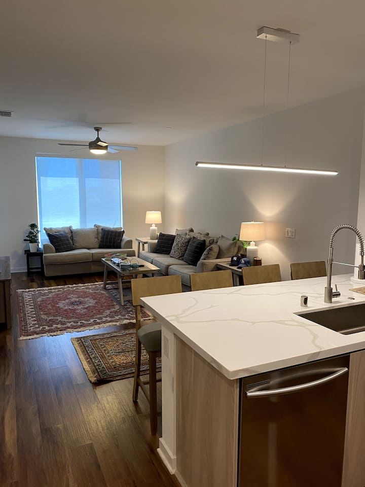 Modern One-bedroom Unit With Rooftop, Pool & Gym - Costa Mesa, CA
