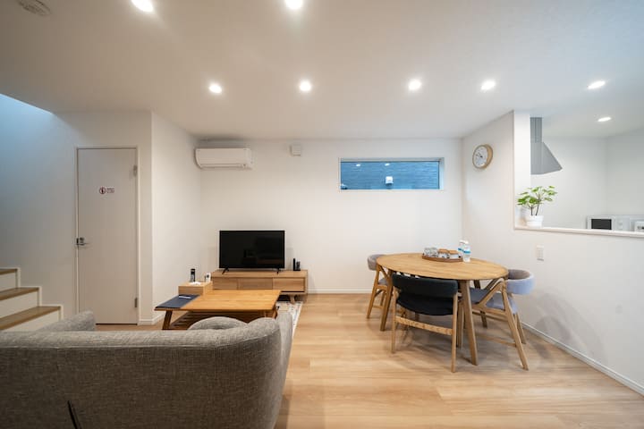 Yufuin Station 30sec, Yellow Onsen, 'Gray House' - 유후인초 가와카미