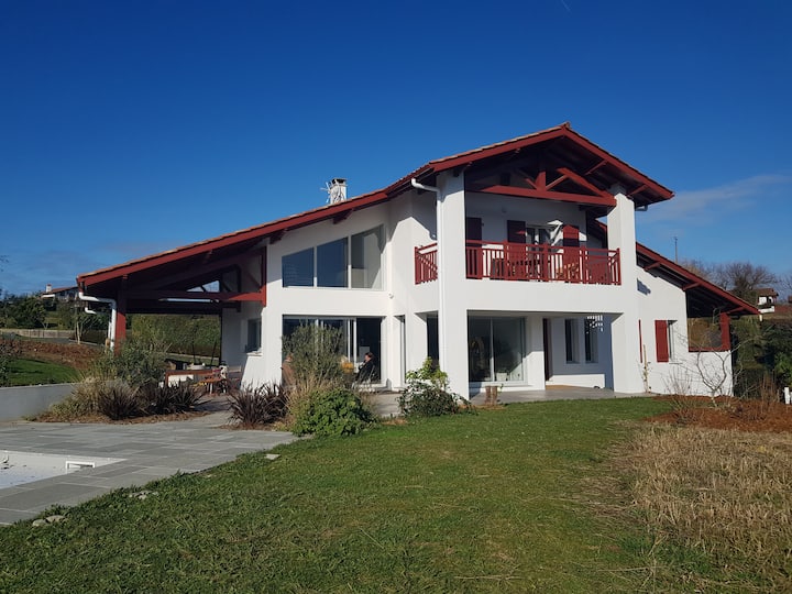 Belle Villa Basque Au Calme Avec Piscine Chauffée - Bera