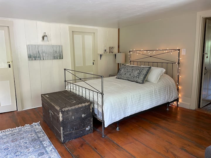 Bed & Breakfast Room 3 Of 5 @ 6 Chimneys - New Hampshire