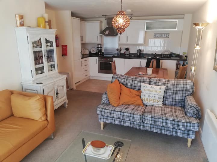 Lovely 2 Bed Apartment, Car Park, Town Center - Witney