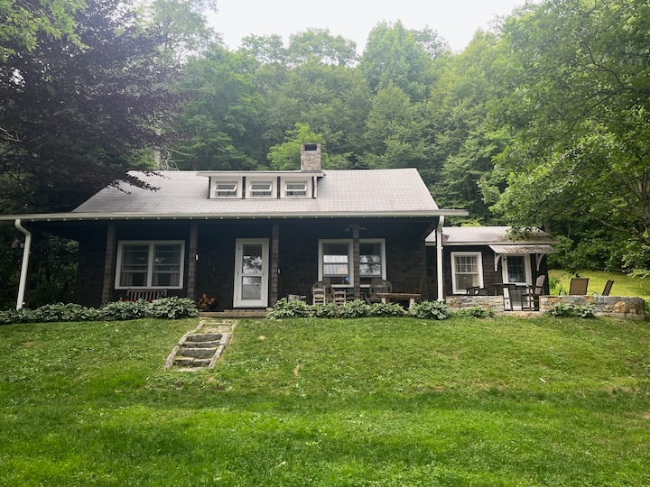 Perfect Location! Walk To Town But Next  To Woods. - Highlands, NC