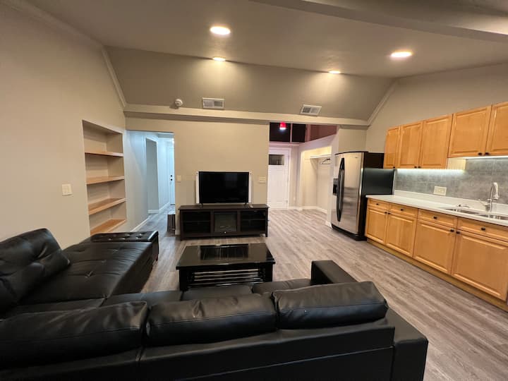 Adorable 2-bedroom Apt With A Nice Kitchen & Patio - Lakewood, CO