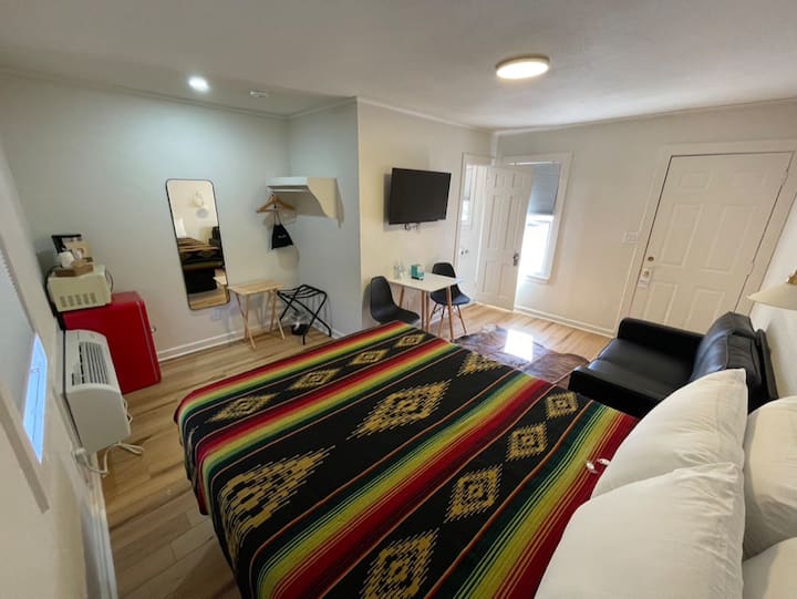 *Frederick Motel Queen Room - Close To Everything! - Fredericksburg, TX