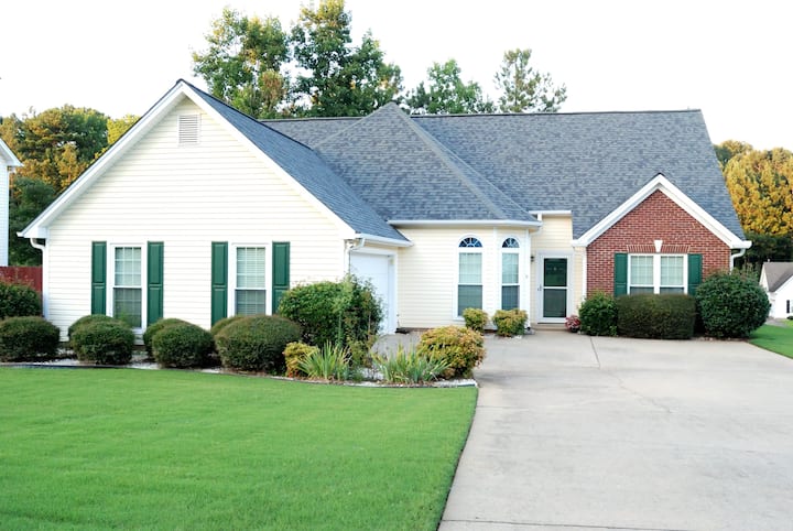 New!! Cheerful 3 Bedroom + 3 Sofa Bed + Playroom - Lawrenceville, GA