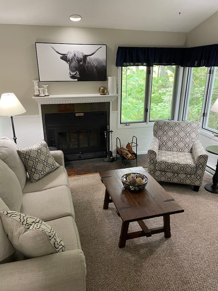 2 Br/2 B Condo; Skiing; Hiking; Wineries; Pool - Wintergreen, VA