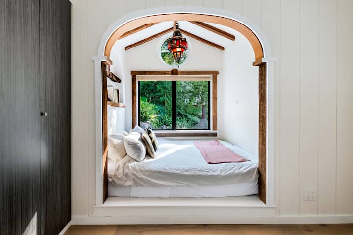 Sunny Topanga Cottage | Hot Tub & Canyon Retreat - Topanga, CA