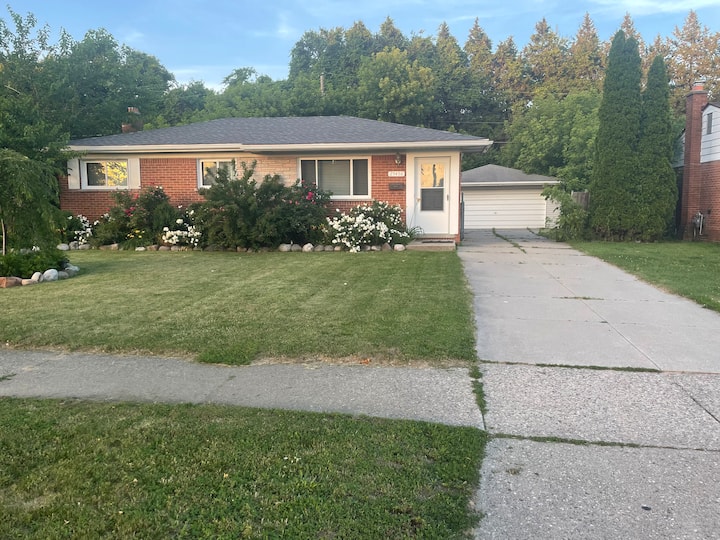 Modern 2 Bedroom Ranch, In Warren Near Major Fwys. - Warren, MI