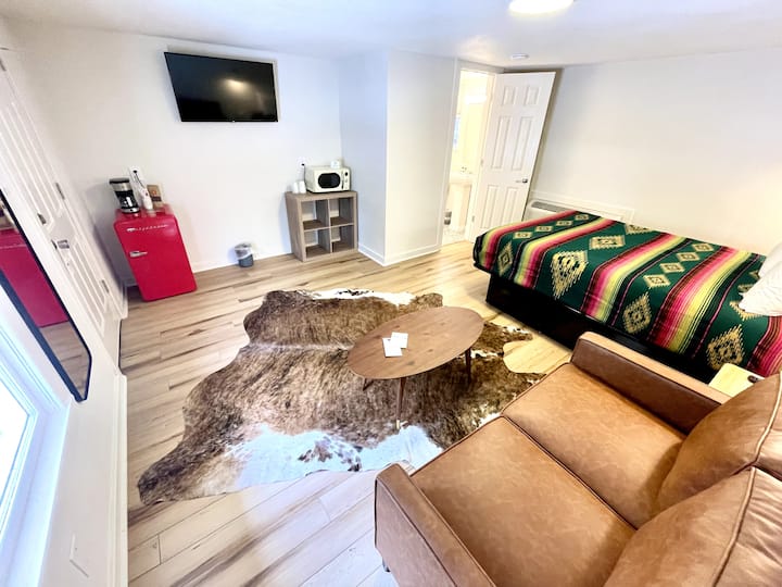 *The Frederick Motel - Retro Queen Room On Main! - Fredericksburg, TX