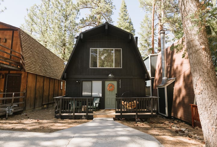 Black Pine Cabin W/jacuzzi, 5 Min To Bear Mountain - Big Bear Lake, CA