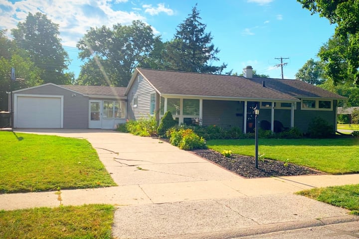 Cozy Open-concept Home 2.5 Miles From Notre Dame - South Bend, IN