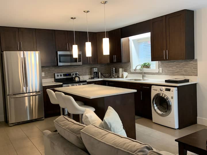 Big Bright Suite W 70”tv Nr Burnaby Lake/skytrain - 버너비