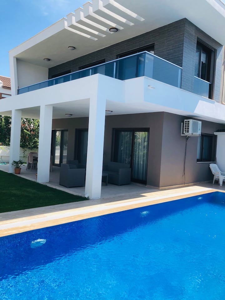 Merkezi Konumda Denize Yakın Havuzlu Lüks Villa - Çeşme