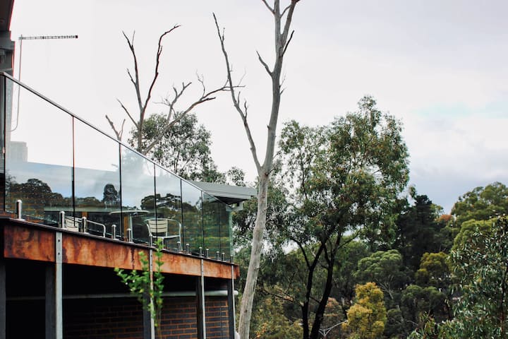 Architecture! Crisp & Convenient Location. 3 Beds. - Melbourne