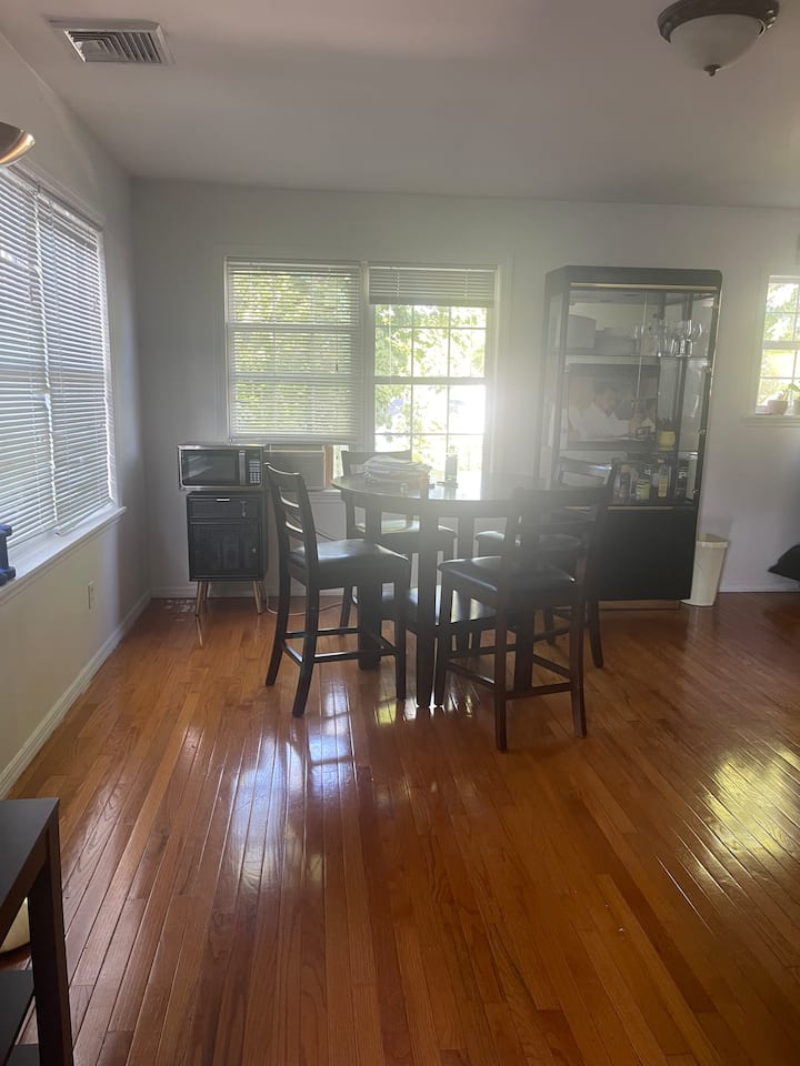 Huntington Apartment Close To The Train Station. - Northport, NY