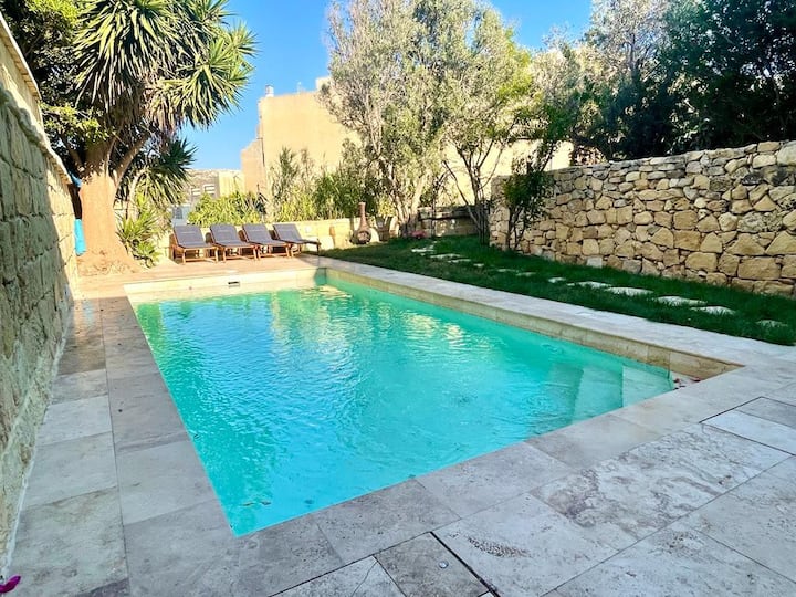 Unique Farmhouse-4 Double Bedroom, Quiet W/views - Malta