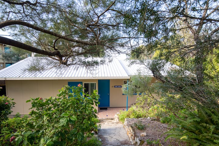 Straddie Original 3 Bedroom House With Ocean Views - Point Lookout