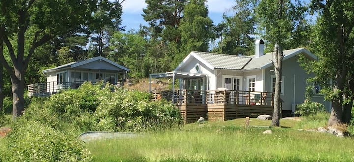 Vindö. Sommarhus Med Gästhus Vid Havet. - Sandhamn