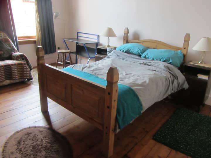 One Of Two Bedrooms In Welcoming Victorian House - Birmingham