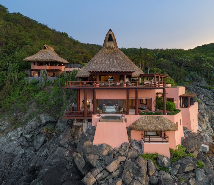 Casa Garrobo: Staffed Oceanfront Estate, 3 Pools - Zihuatanejo